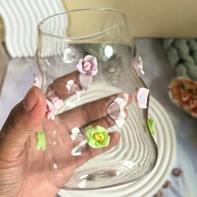 Flamenco Mystique Sklenice 450 ml s vlnitými stěnami a květinovým designem s brčkem a víčkem SZK164