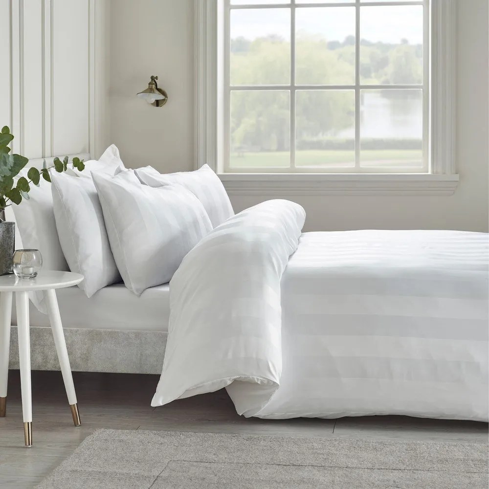 Bílé saténové povlečení na dvoulůžko 220x230 cm So Soft Satin Stripe – Catherine Lansfield