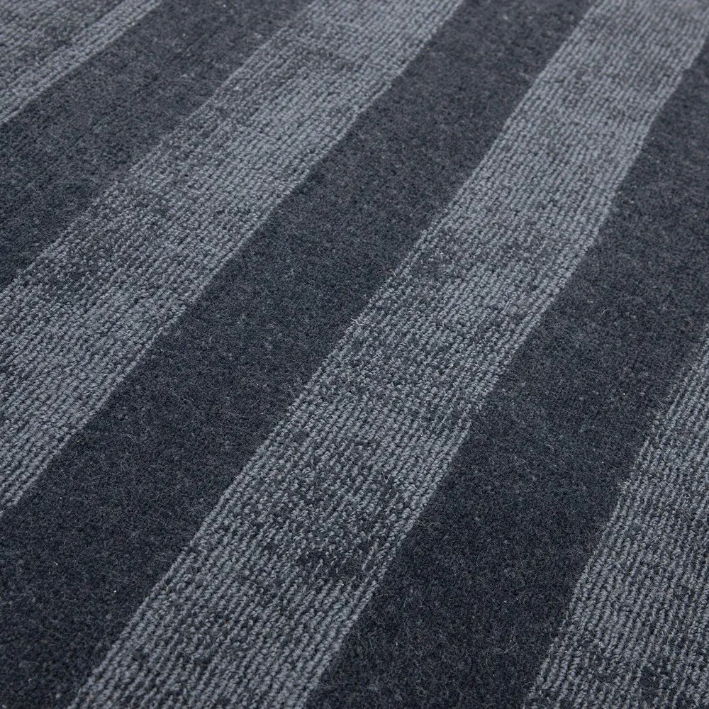 Tmavě modrý ručně tkaný koberec z recyklovaných vláken 160x230 cm Connor – MADE