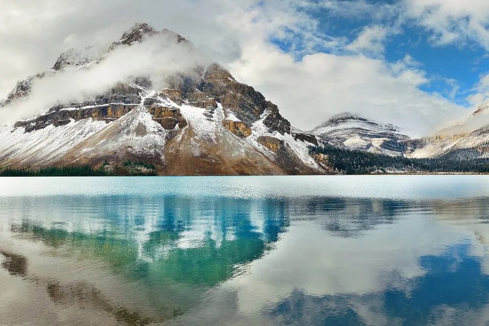 Fototapeta jezero poblíž nádherné hory