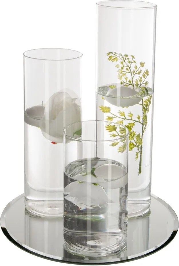 Vázy válcovitého tvaru se svíčkami ve tvaru květů, skleněné lampiony na zrcadlovém tácu