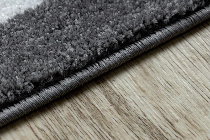 Kusový koberec SKETCH KIERAN šedý  / bílý trellis