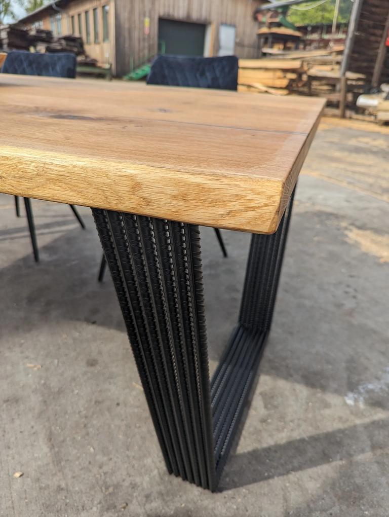 Jídelní stůl z dubového masivu Cronos v industriálním designu Velikost Desky: 2400x1000 (mm)