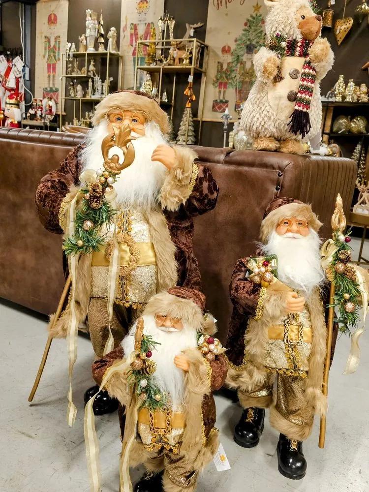 Vánoční dekorace Santa v hnědém kabátě a s holí - 37*29*82 cm