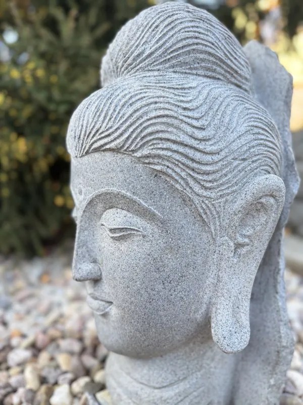 Hlava Buddha z říčního kamene – ručně tesaná 50 cm