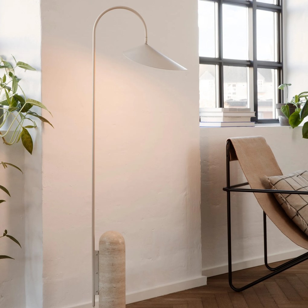 FERM LIVING Stojací lampa Arum, Cashmere