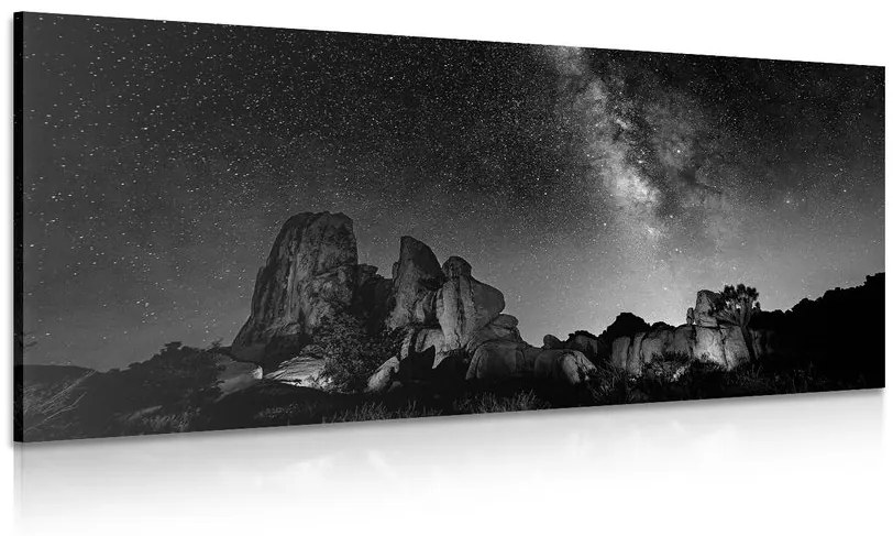 Obraz hvězdná obloha nad skalami v černobílém provedení