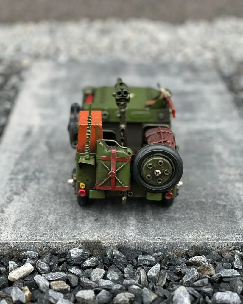 Plechový model - Armádní Jeep se zbraní