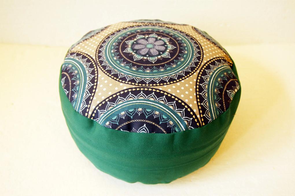 S radostí - vlastní výroba Meditační sedák s modrou mandalou - zelený Velikost: ∅30 x v12 cm
