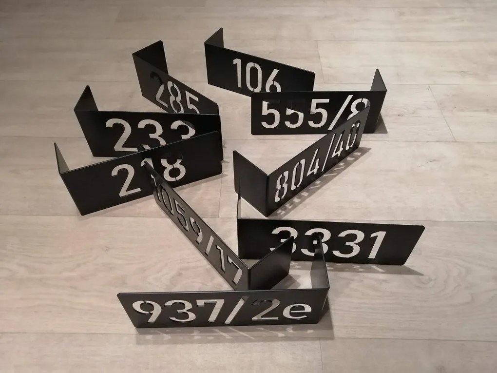 Domovní číslo tabulka lakovaná 7 Velikost: 10 x 24 x 7(ohyb) cm  (M), Odstín: RAL 7016 - Antracit, Ohyb: Na pravé straně od čísla