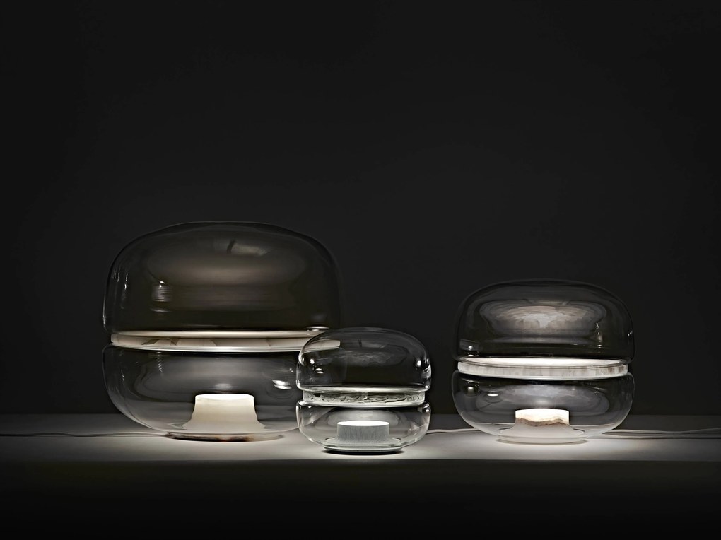 Designová stolní lampa Brokis Macaron M, PC1039 Barva skla: Amber - transparentní sklo, Základna: Onyx medový (CSFB1576), Disk: BROKISGLASS - triplex opál mat (CSOP1578)