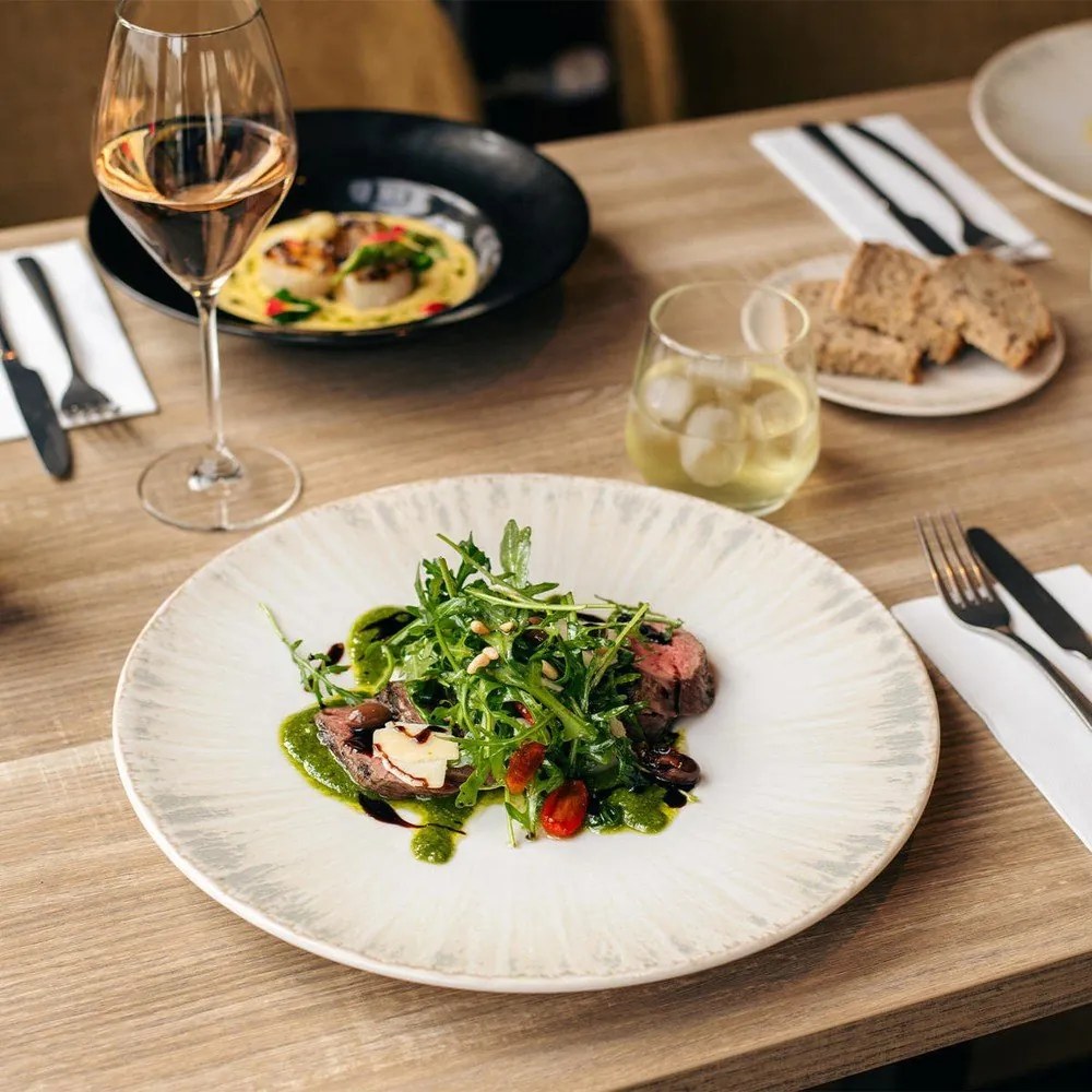 Světle šedý servírovací porcelánový talíř ø 32 cm Nuance – BonBistro
