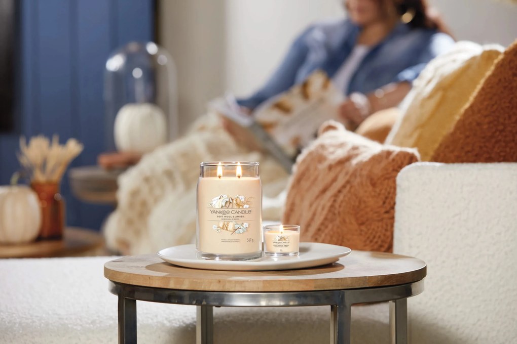 Yankee Candle – Signature svíčka Soft Wool & Amber (Jemná vlna a ambra) Velikost: střední 368 g