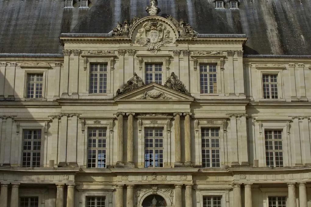 DIMEX | Samolepicí vliesová fototapeta na zeď Francie, hrad Blois MA-5-0778 | 375 x 250 cm | bílá, béžová, šedá