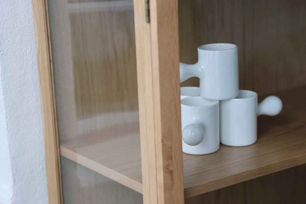 Designová vitrína Dallan 140 cm přírodní dub