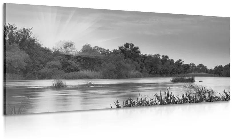 Obraz východ slunce u řeky v černobílém provedení - 120x60 cm