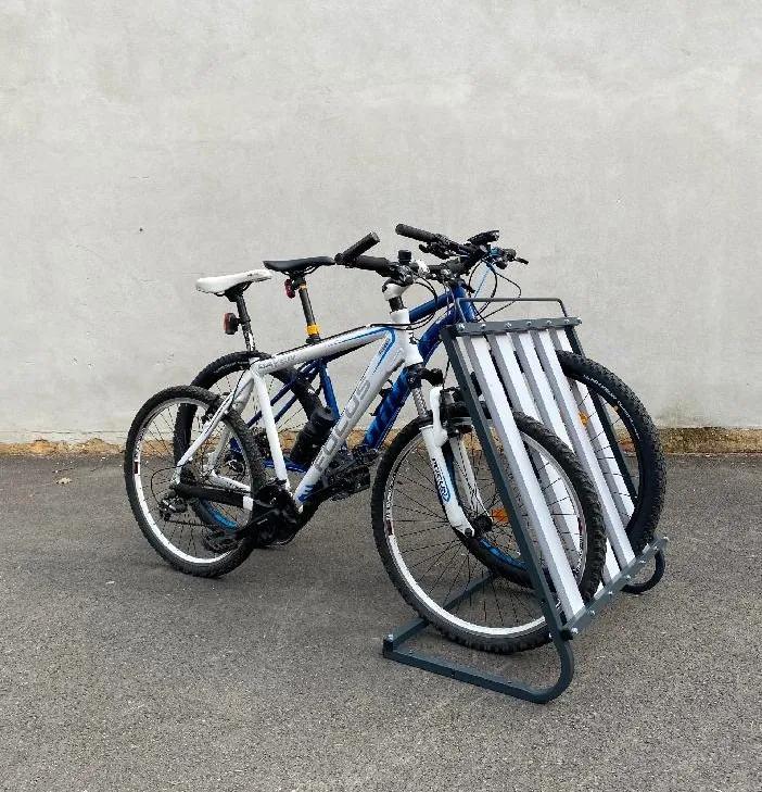 Dřevěný stojan na kola s kovovým rámem KACERLE (KS-500) Počet parkovacích míst: pro 3 kola, Barva dřeva: světle šedá