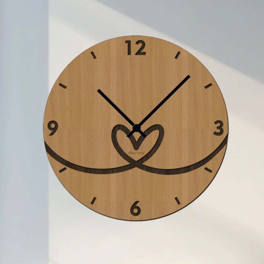 dřevo života Dřevěné SRDCOVÉ hodiny na stěnu Zvolte barvu dekoru: Ořech, Zvolte velikost hodin (cm): 35x35, Barva ručiček: Černé