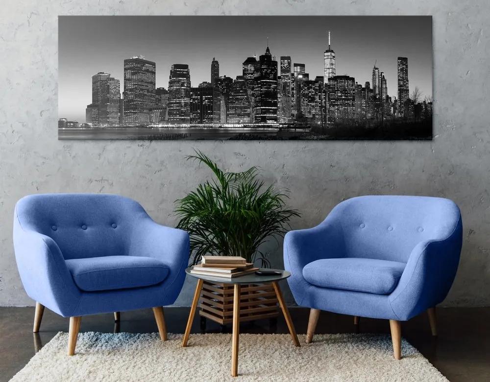 Obraz centrum New Yorku v černobílém provedení - 135x45 cm