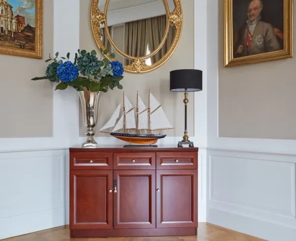 Třídveřová kancelářská komoda se zásuvkami v elegantním designu