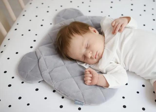 Sleepee Sametový polštář ve tvaru medvídka ROYAL BABY modrý