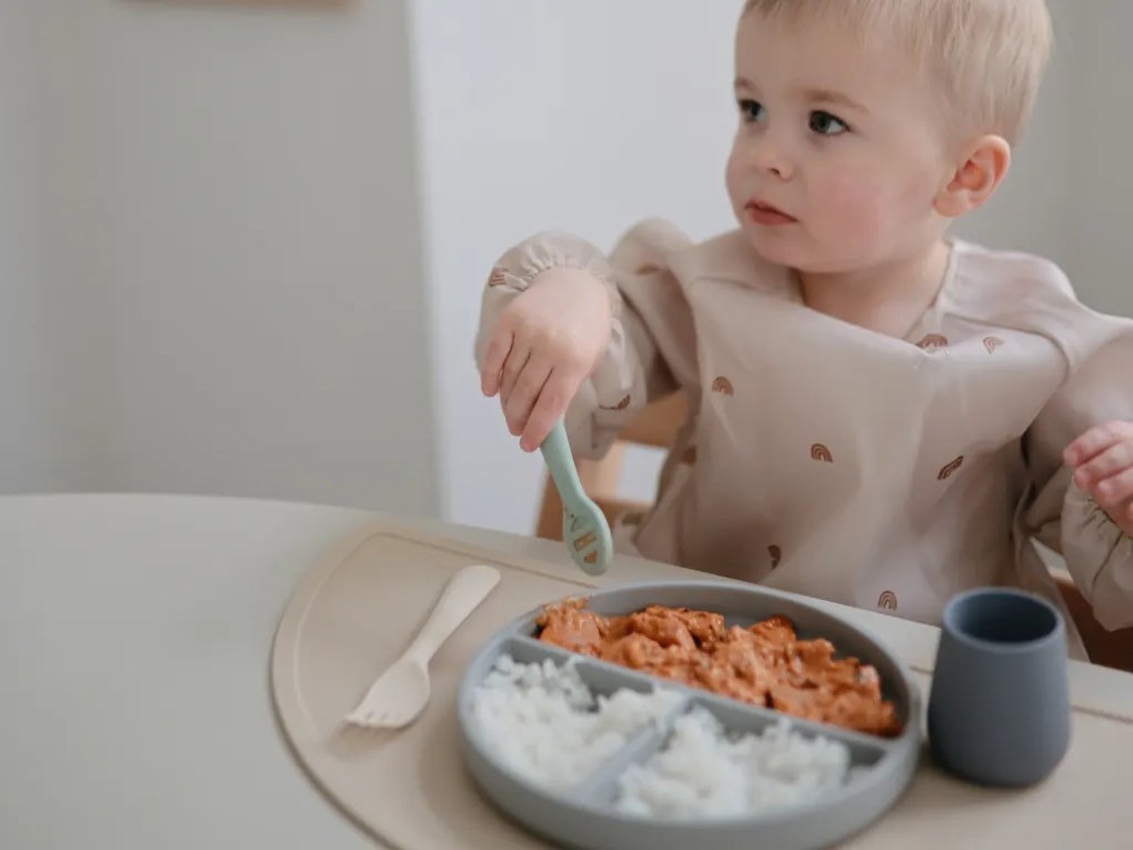Mushie Silikonový talíř s přísavkou Powder Blue