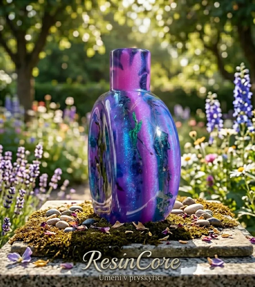 Designová váza z pryskyřice – vrstvená technika, drcené sklo, květiny (18 cm)