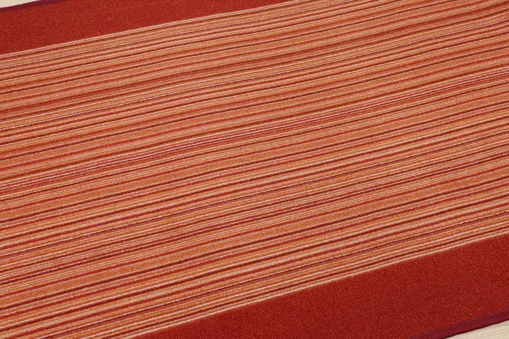 Associated Weavers, Protiskluzový běhoun na míru Carnaby 84, šíře 80 cm, červená, chodba / předsíň