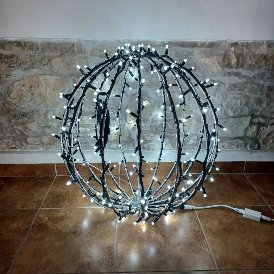 LED světelná koule, ledově bílá, černý kabel, pr. 60 cm