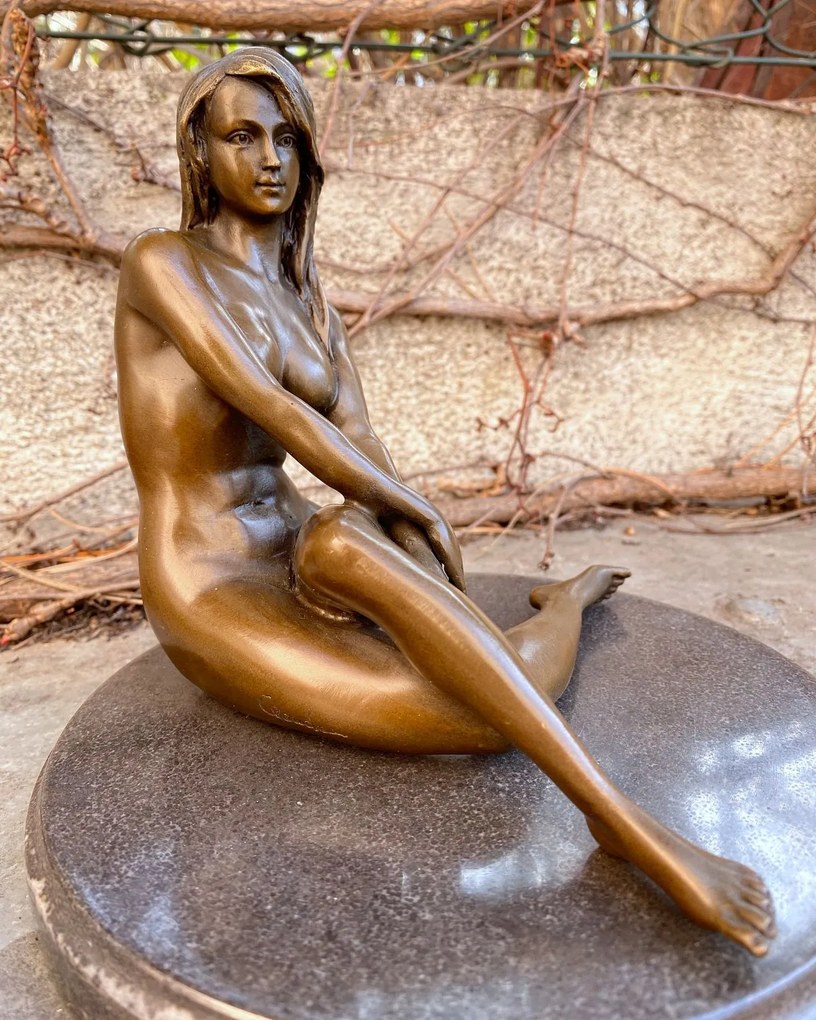 Erotická bronzová socha - Polonahá sexy žena 2