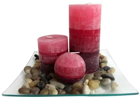 TORO Dárkový set 3 svíčky s vůní skořice na skleněném podnosu s kameny.