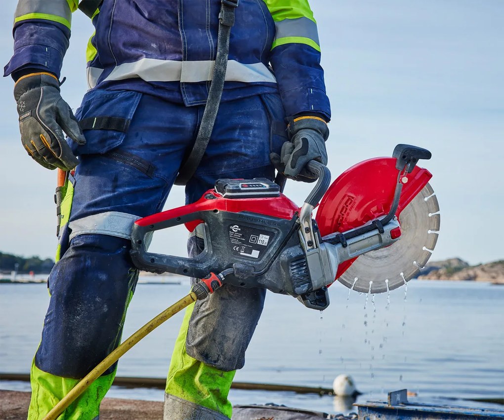 Akumulátorová rozbrušovací pila CRAMER 82PC300 (Dodáváno bez baterie a nabíječky)