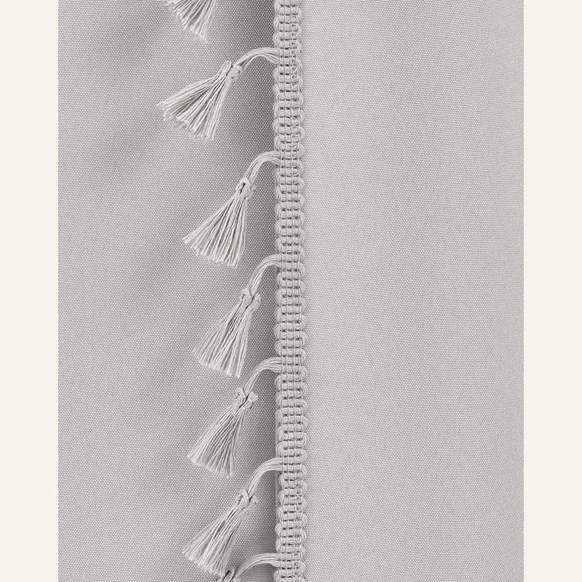 Světle šedý závěs Lara na stříbrných kolečkách se střapci 140 x 280 cm