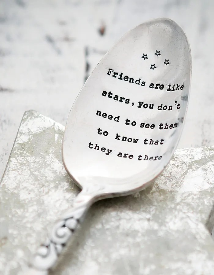 Ražená servírovací lžíce „Friends are like stars, you don’t need to see them to know that they are there“