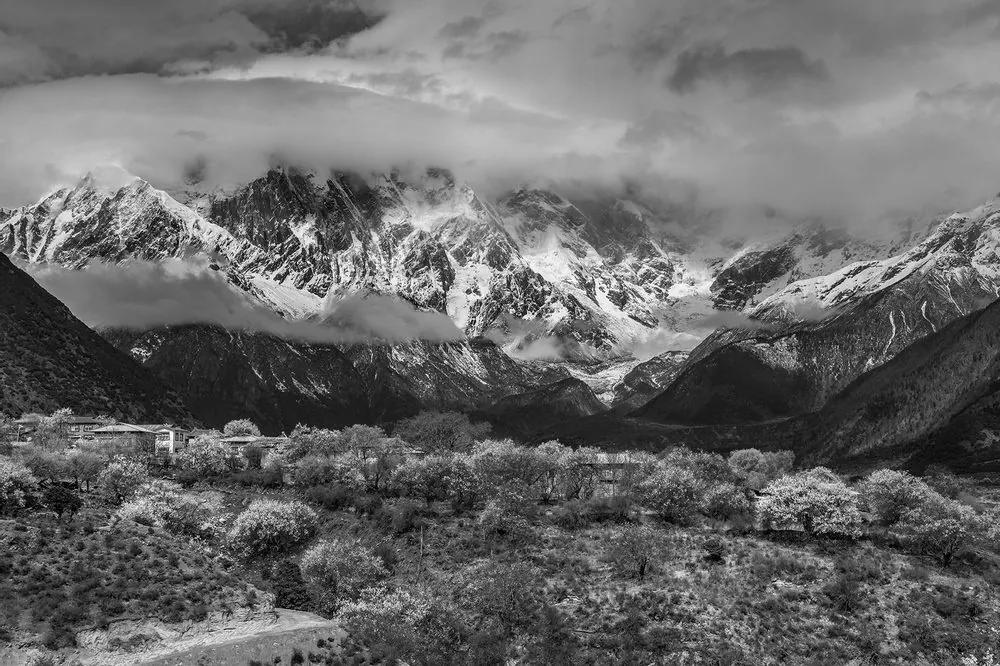 Samolepící fototapeta jedinečná černobílá horská krajina - 150x100 cm