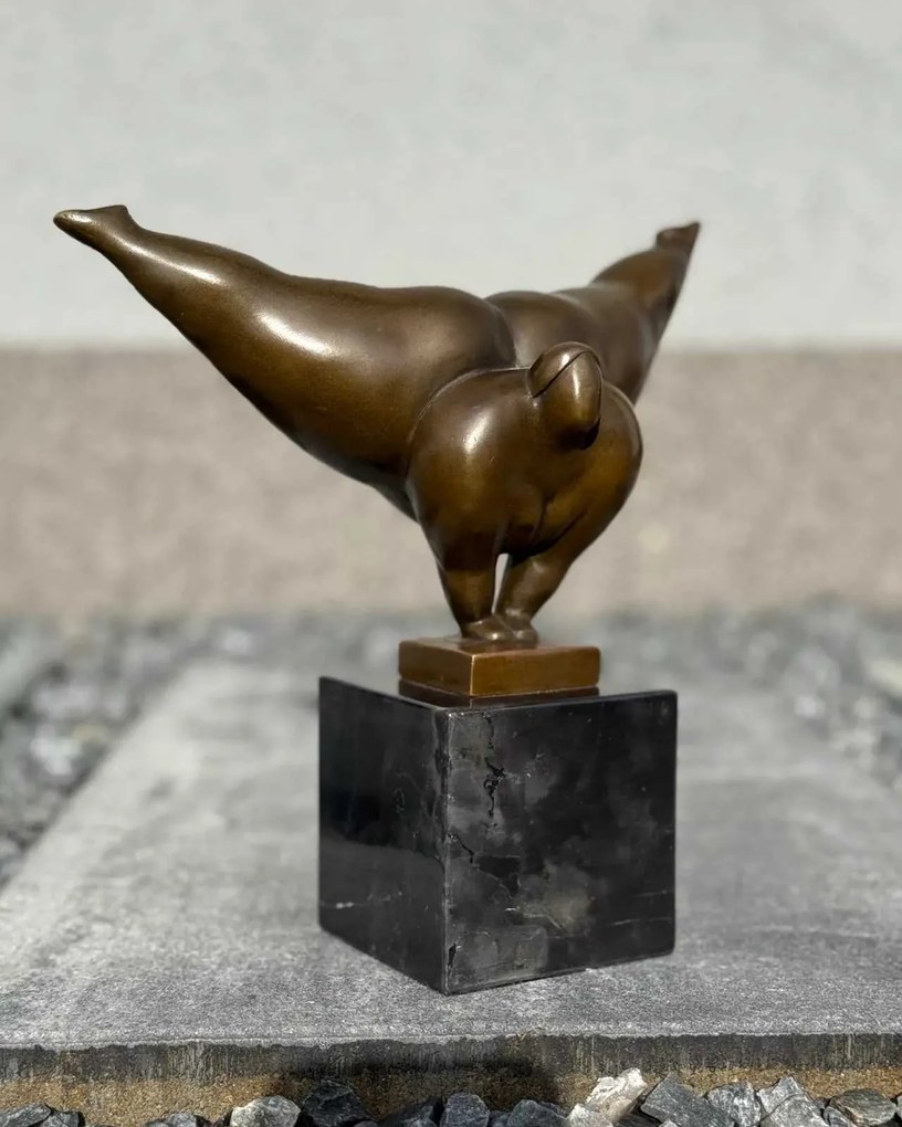 Moderní bronzová socha - Vyrovnávací Žena