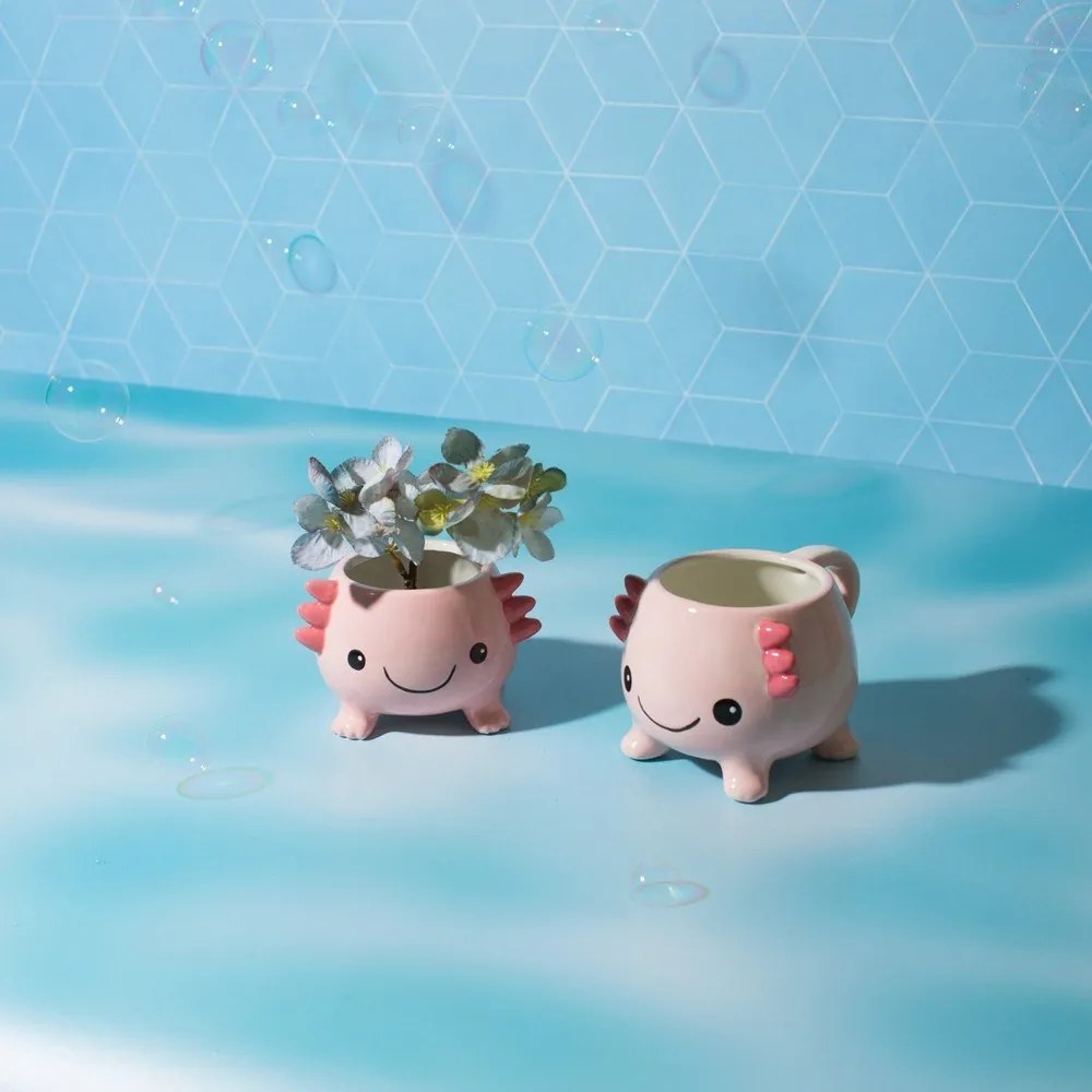Světle růžový hrnek Axolotl – Sass &amp; Belle