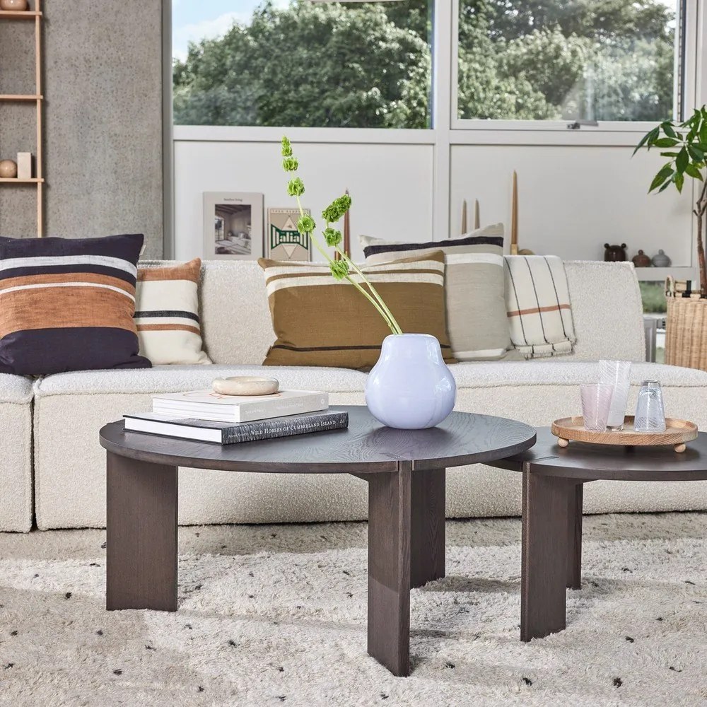 Kulatý konferenční stolek z jasanového dřeva v tmavě přírodní barvě ø 65 cm Oy – OYOY Living Design