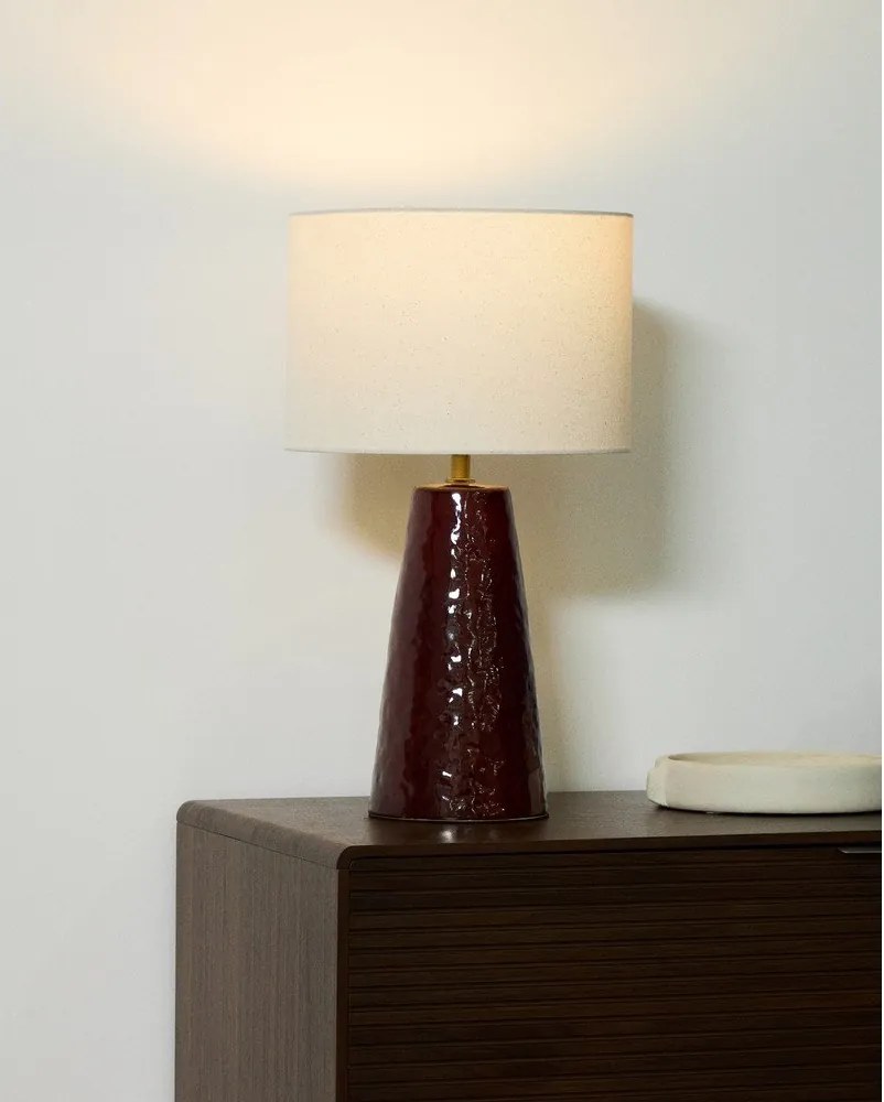 Červená/bílá stolní lampa s textilním stínidlem (výška 49 cm) Drava – Kave Home