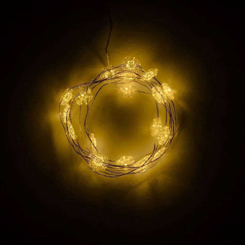 LED světýlka na baterie, vločky, 2,3 m, teple bílá, 20 diod, čirý kabel, IP20 interiér, 3 × AA