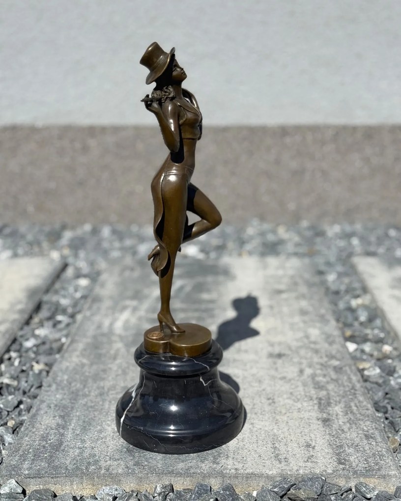 Bronzová socha kabaretní tanečnice – elegantní burleskní figurka