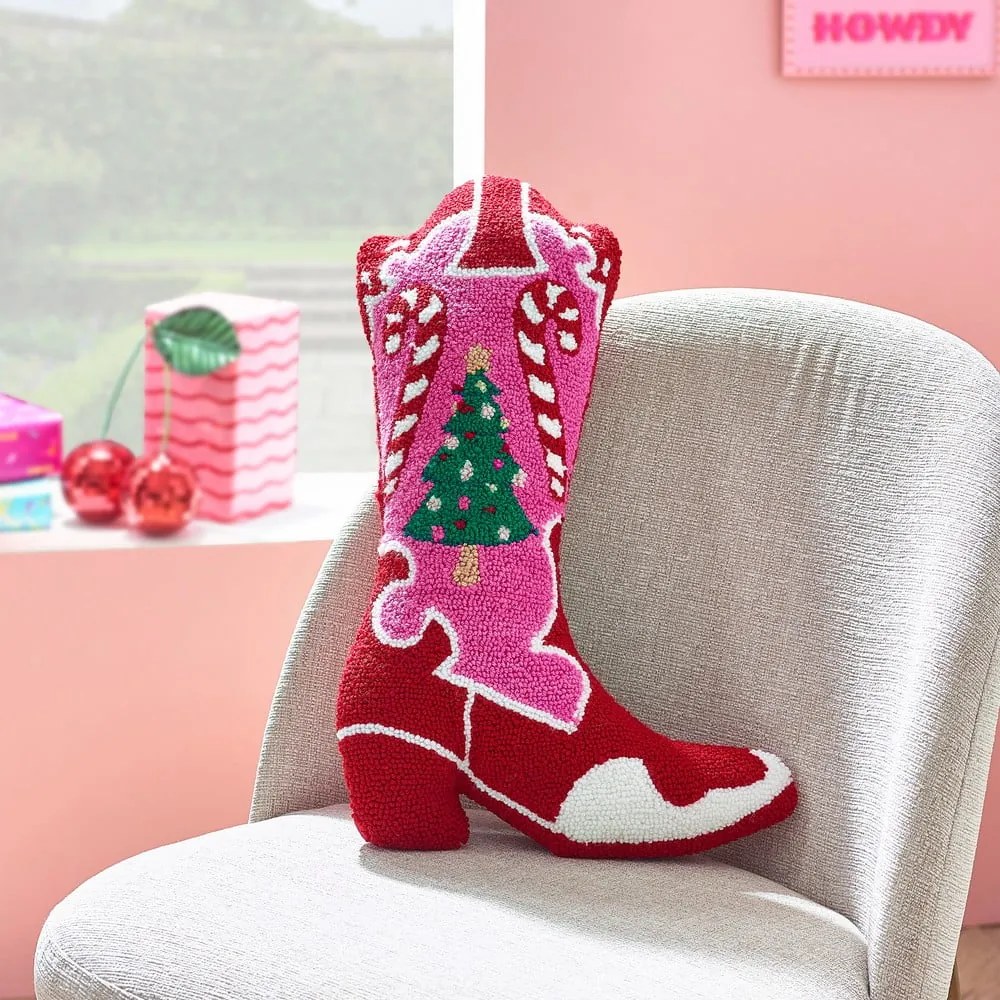 Dekorační polštář s vánočním motivem z materiálu bouclé 48x35 cm Santa's Howdy Christmas Boot – Catherine Lansfield