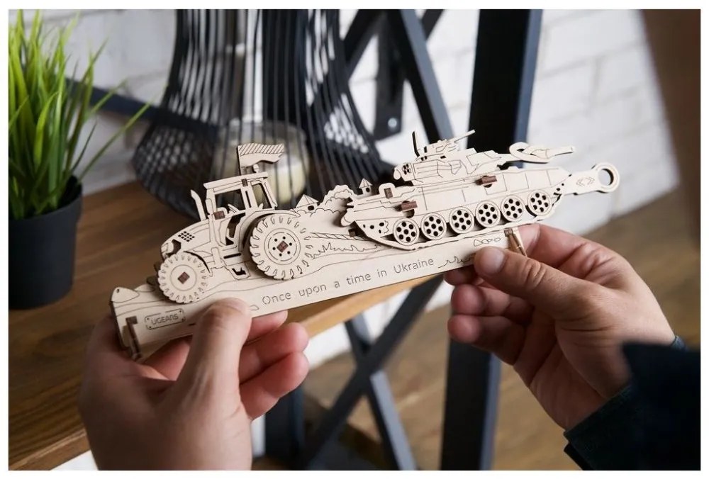 Ugears 3D dřevěné mechanické puzzle Brave UA Tractor