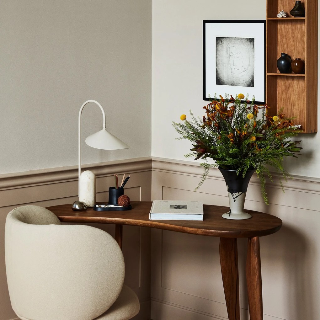 FERM LIVING Stolní lampa Arum, Cashmere