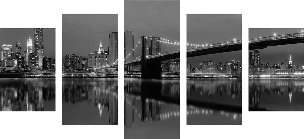 5-dílný obraz odraz Manhattanu ve vodě v černobílém provedení - 100x50 cm