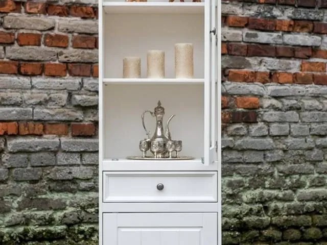 Massivo.cz Vitrína Belluno Elegante, úzká, bílá, masiv, borovice - PRAVÁ