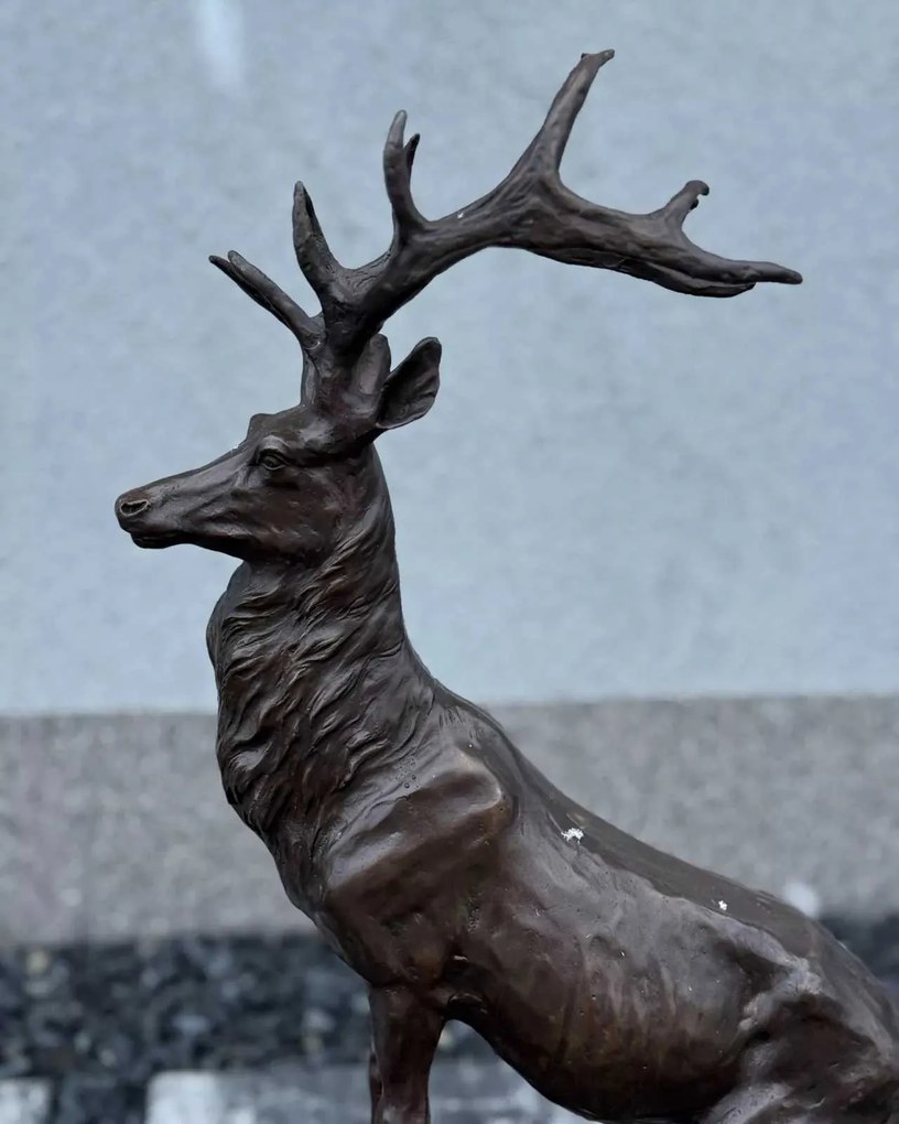 Luxusní lovecká bronzová socha - Jelen na skále