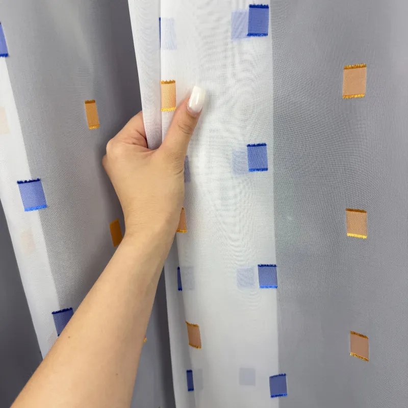Voálová záclona s geometrickým designem metraž Ervi 1150