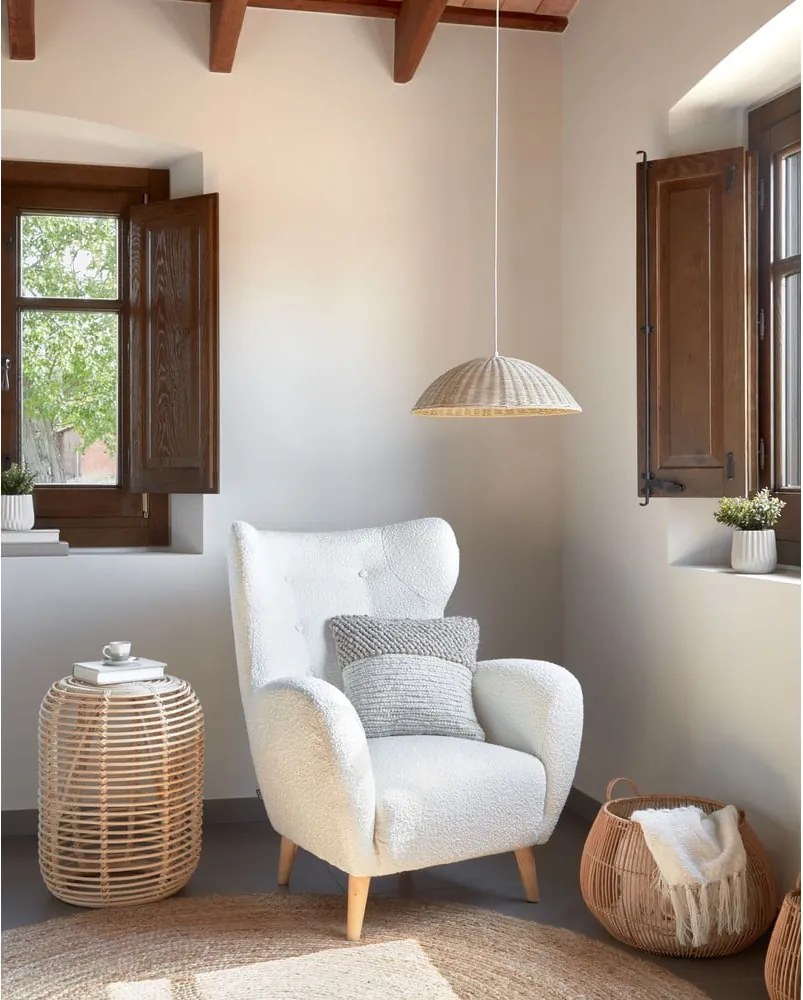 Bílé křeslo z textilie bouclé Patio – Kave Home
