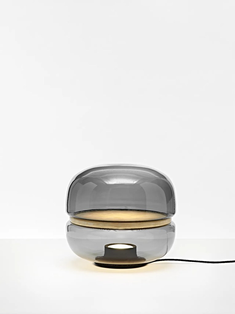 Designová stolní lampa Brokis Macaron M, PC1039 Barva skla: Amber - transparentní sklo, Základna: Dub evropský - bíle mořený (CSFB1575), Disk: BROKISGLASS - triplex opál mat (CSOP1578)